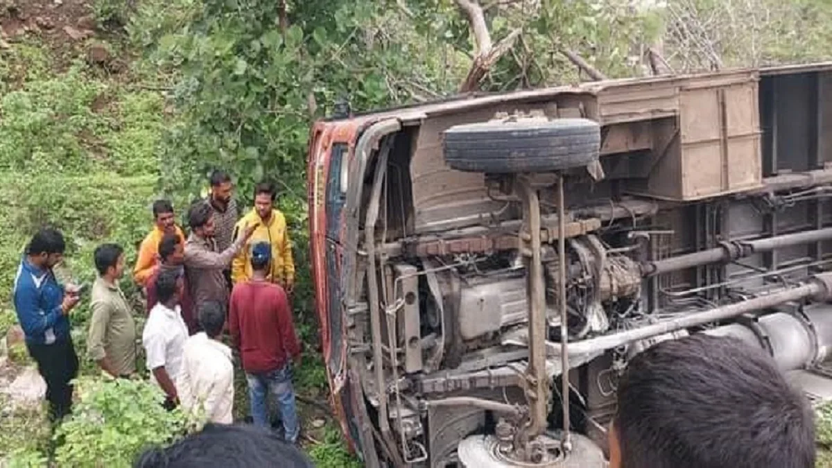 55 यात्रियों को लेकर जा रही बस पलटी, कई छात्र थे सवार, राजूर घाट की घटना